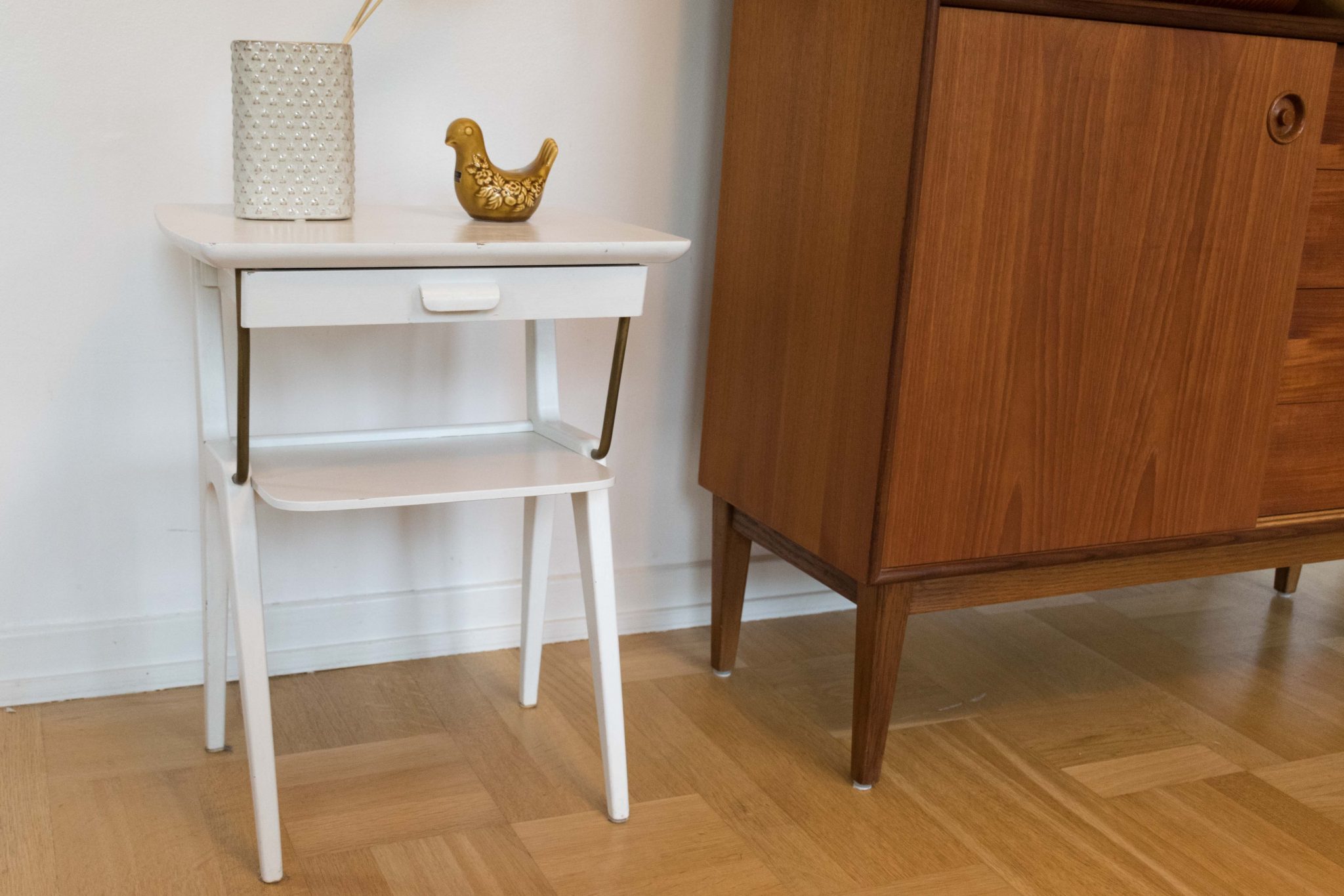 Vitt retro sängbord - retrodeco stockholm