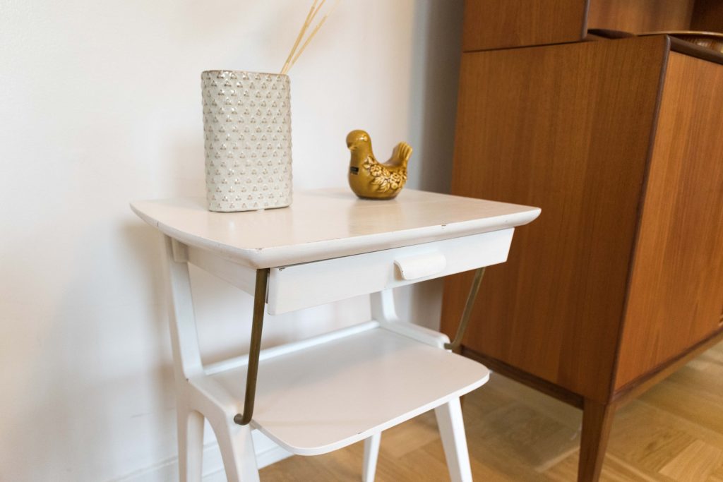 Vitt retro sängbord - retrodeco stockholm
