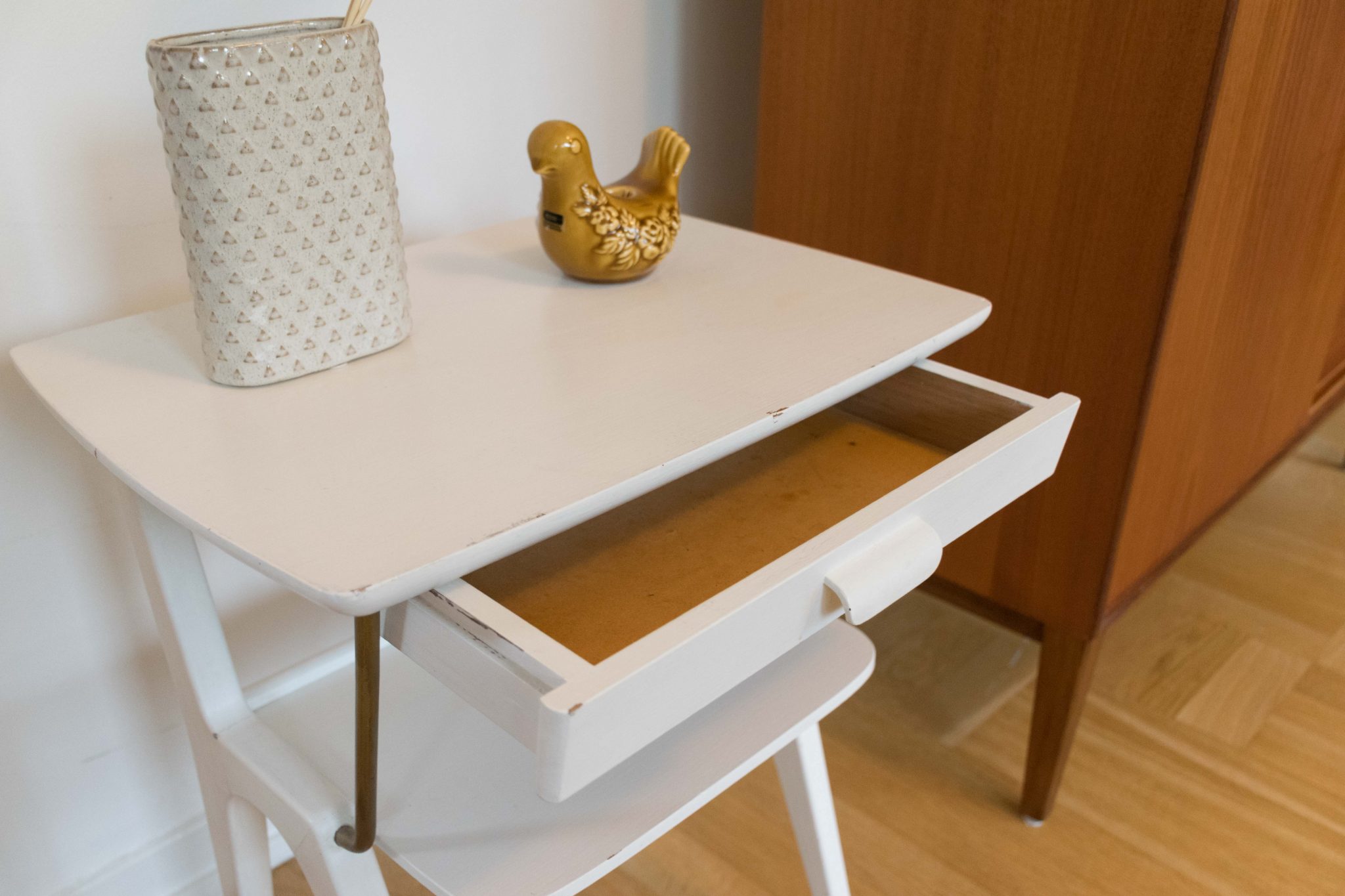 Vitt retro sängbord - retrodeco stockholm