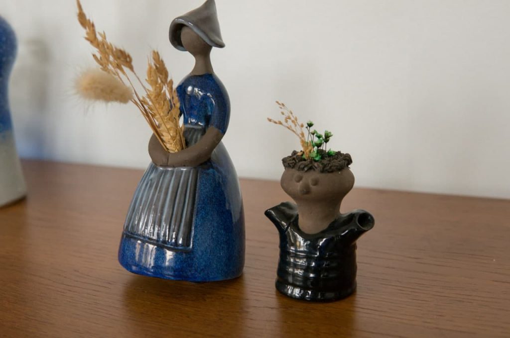 Blomsterflicka av Elsi Bourelius. Jie Keramik. - retrodeco stockholm
